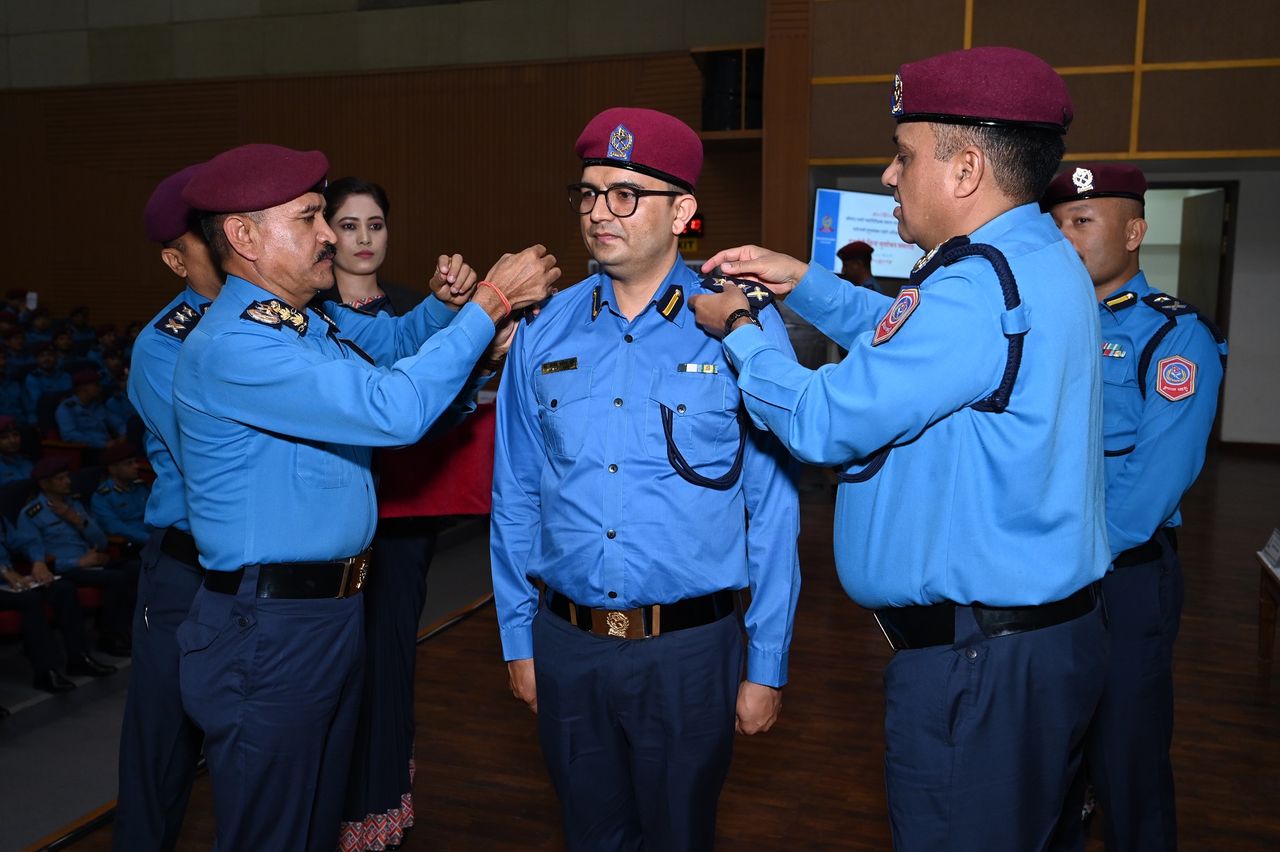 ४५ जना प्रहरी अधिकृतहरू दर्ज्यानी चिन्हद्वारा सुशोभित - www.nepalpolice.gov.np